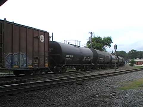 CSX 8789 Leads CSX Q685-30 at North Dalton - YouTube