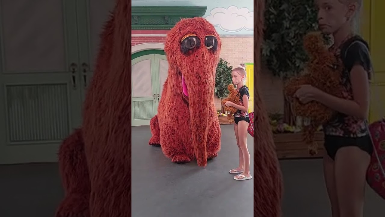Meet Snuffleupagus Sesame Place Sea World Philadelphia Sesame Street ...