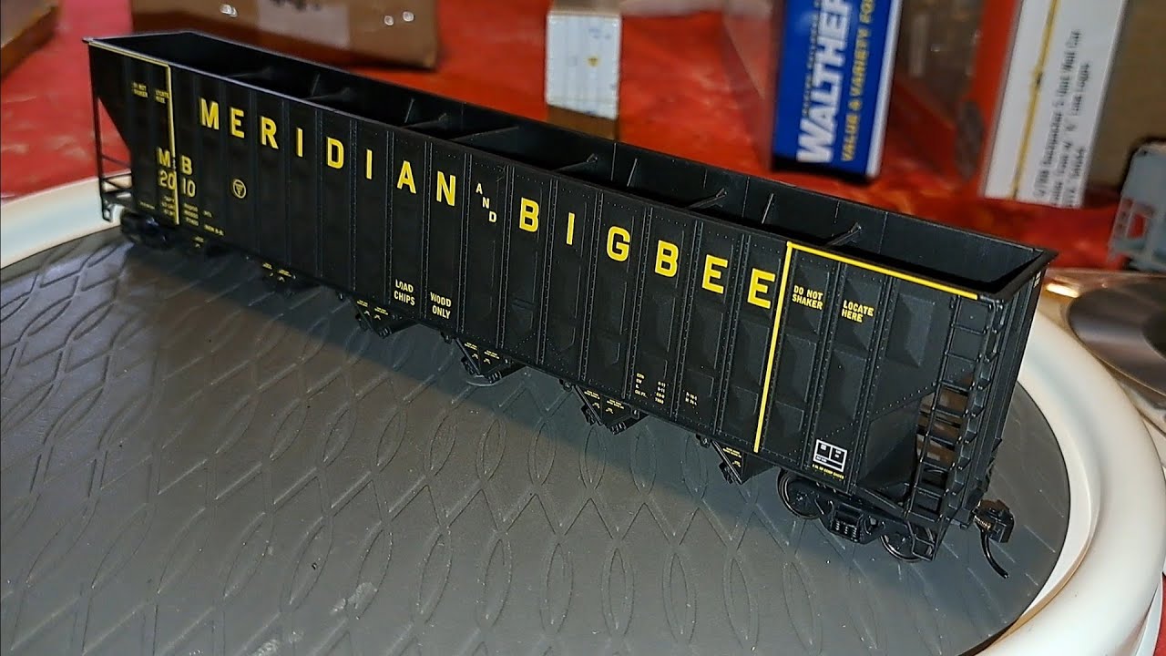 QUICKIE REVIEW: WALTHERS MAINLINE 7,000CUFT WOODCHIP HOPPER! - YouTube