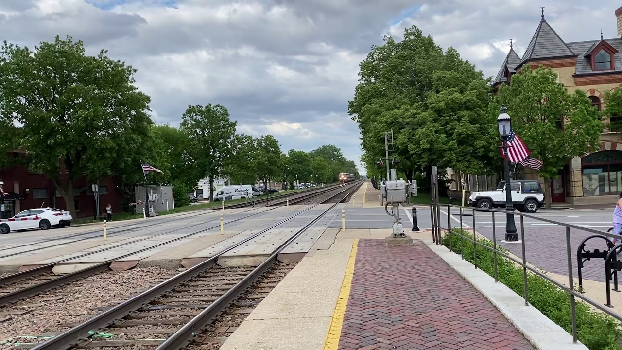 Outbound Metra 185 Arrives at Riverside IL - YouTube
