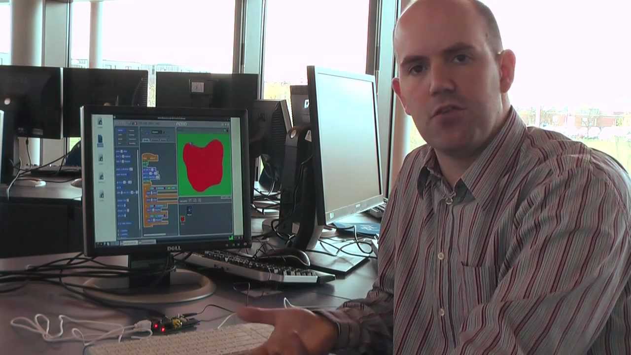 Eben Upton demonstrates Raspberry Pi - YouTube