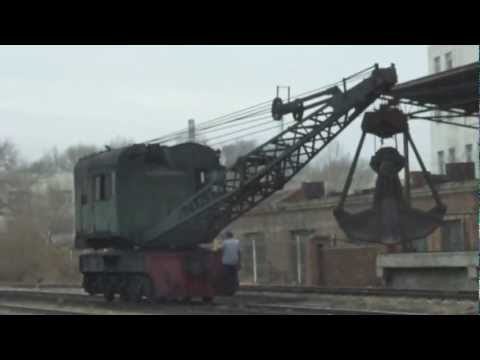 China Fularji Heihua Plant Railway Crane Car フラルジ黒化集団移動式クレーンの自走 - YouTube