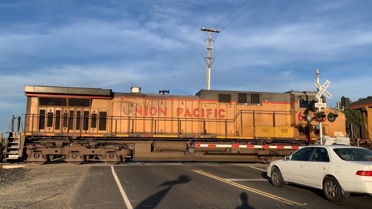 UP 5761 Intermodal Train South - E. Armstrong Road Railroad Crossing ...