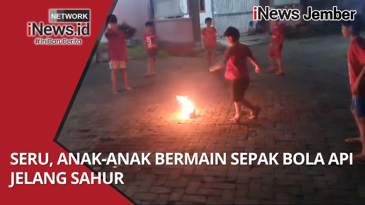Seru, Anak-Anak Bermain Sepak Bola Api Jelang Sahur - YouTube