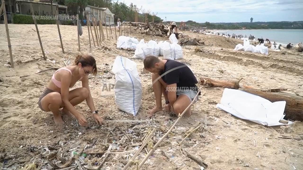 Volunteers and foreign tourists in Bali clean up beach trash - YouTube