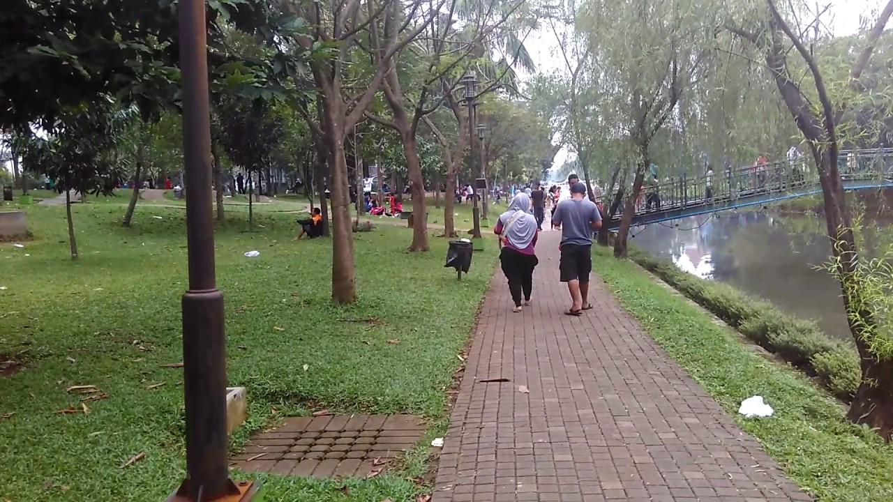 lari pagi di taman menteng / menteng park bintaro - YouTube