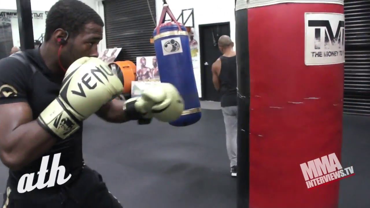 Undefeated Kickboxer Malik Blake hitting the heavy bag at Mayweather ...