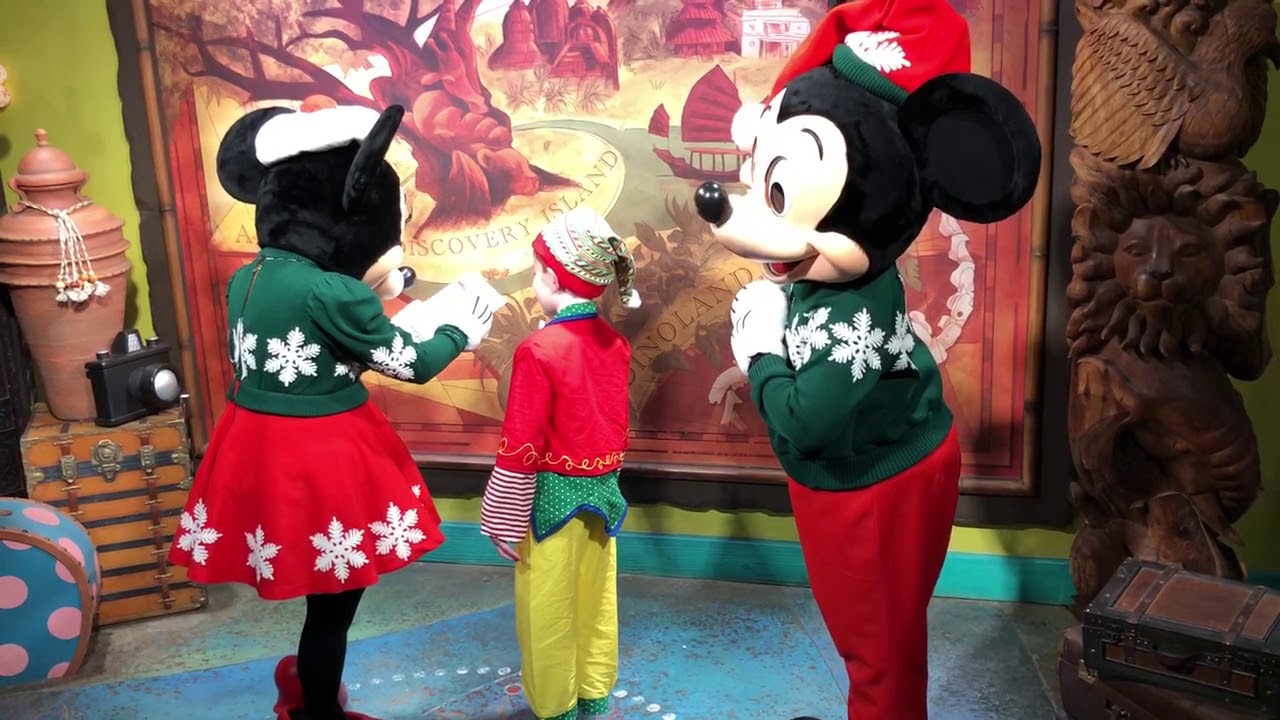 Mickey and Minnie tell Quinn to close his eyes for a cheeky surprise ...