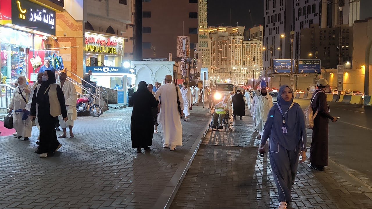 KELIHATAN BAS POLIS YANG MENGANGKUT JEMAAH YANG TIADA PERMIT HAJI ...