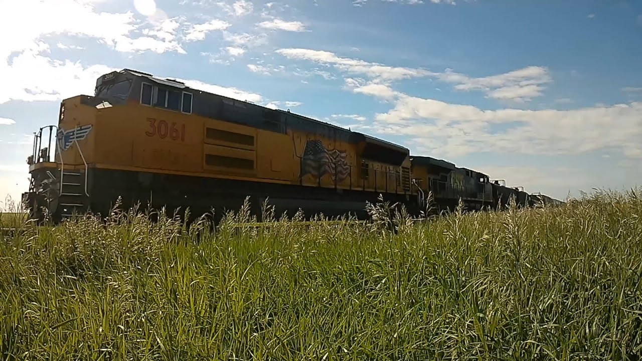 UP leader & CSX locos northbound train on the Spine Line - YouTube