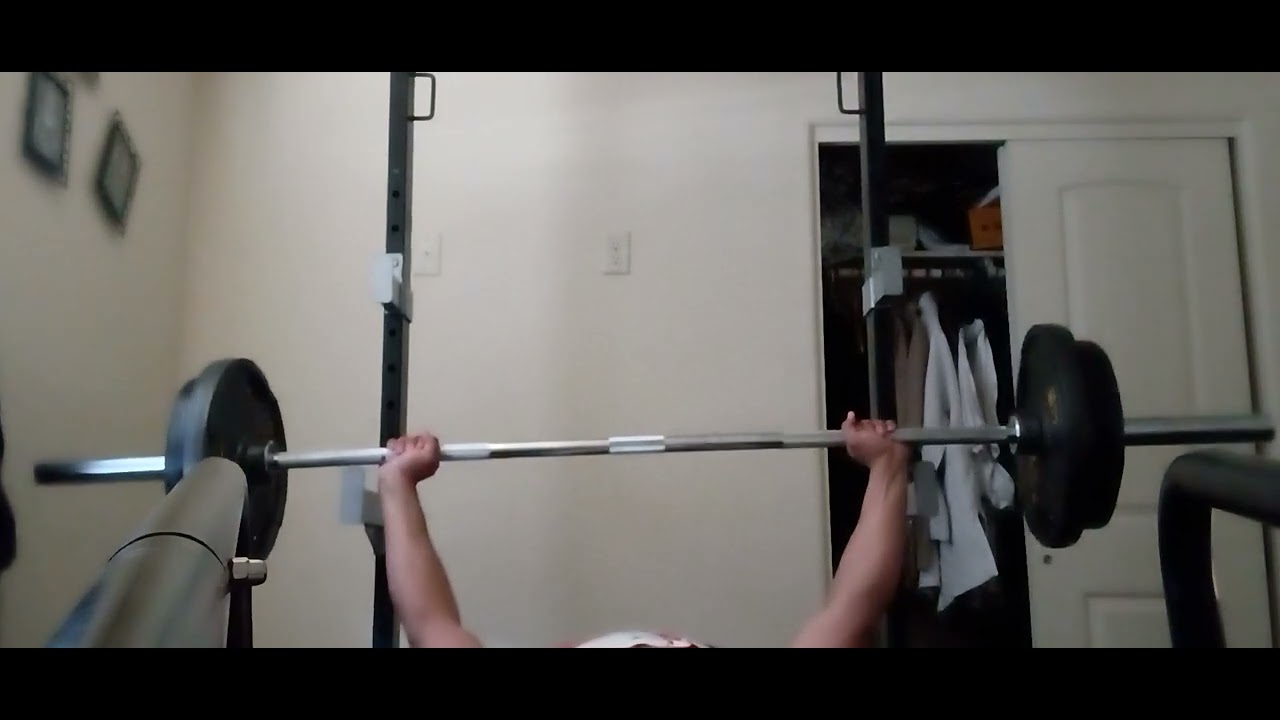 185 lbs 30 reps, meta 225 o 250, 50 veces. Press banca o bench press ...