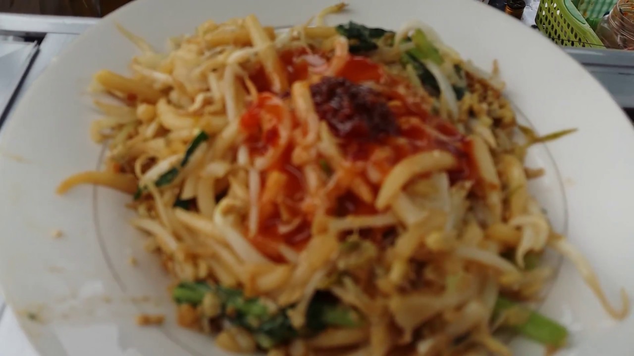 Asian Street Food - Stir fried rice pin noodle, lot cha ( លតឆា ) Khmer ...