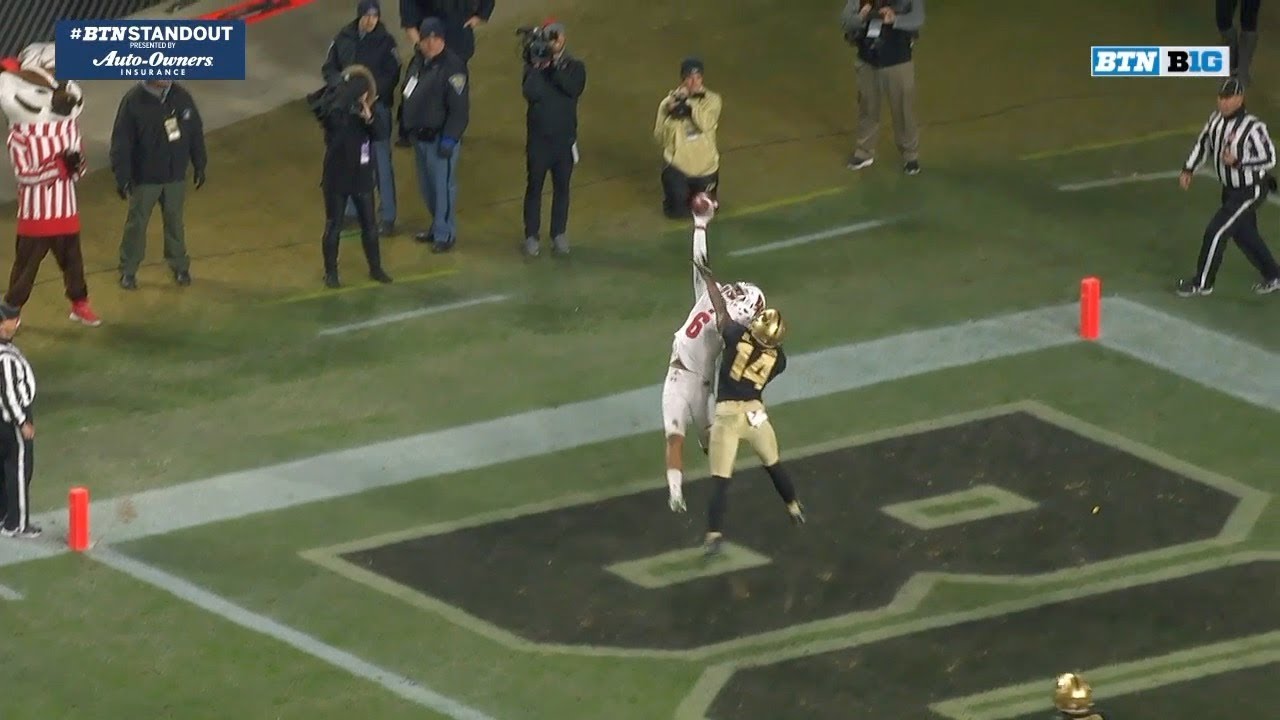 Wisconsin's Danny Davis Makes An Unbelievable One Handed Catch Against ...