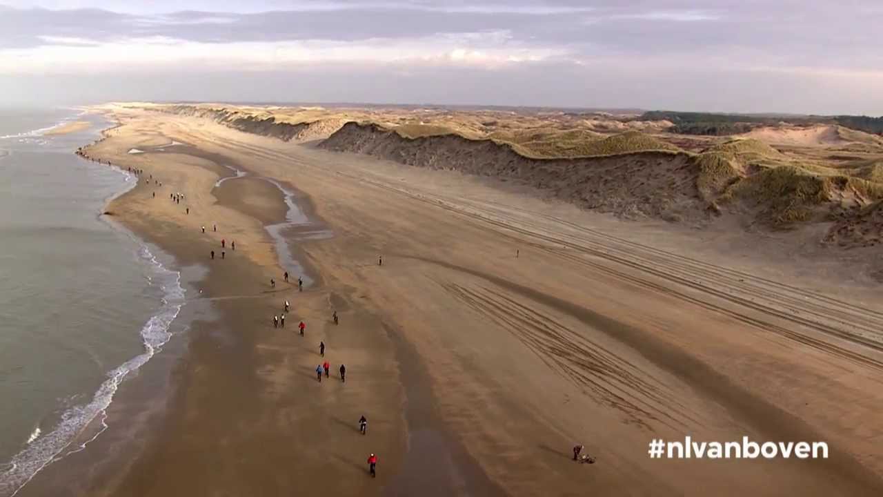 Luchtshot strand bij Castricum - YouTube