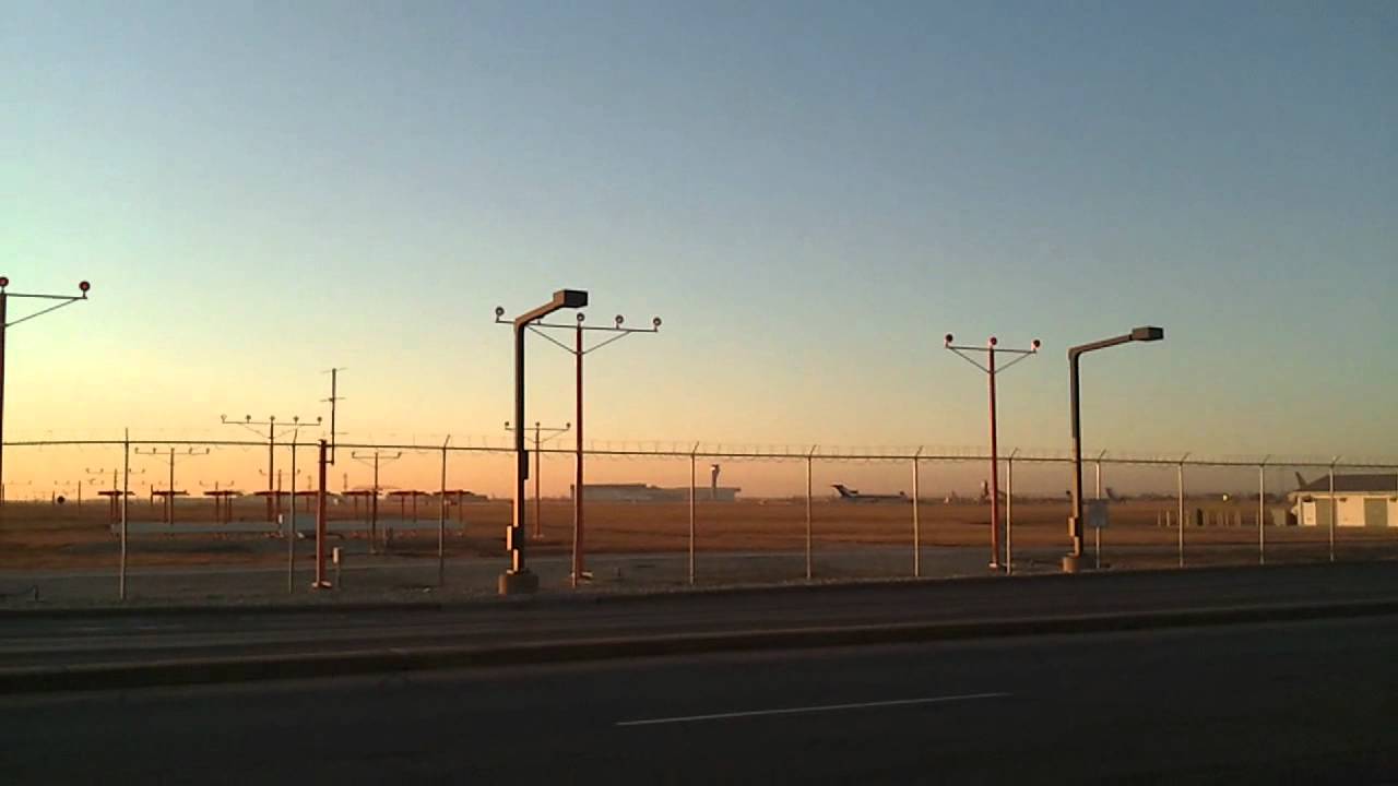 Air Force One Landing on 32R @ ORD on 1/11/2012 - YouTube