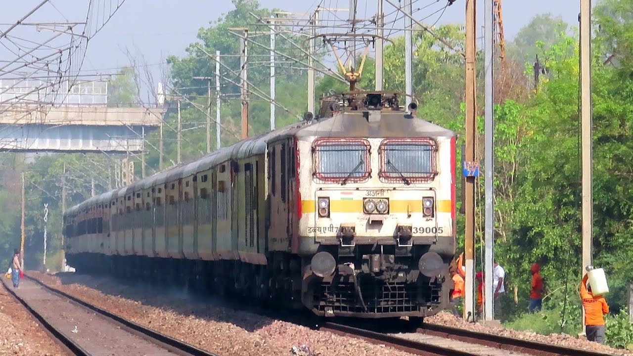Crawling Chhattisgarh Express towards Agra Cantt with Ajni WAP 7 ...