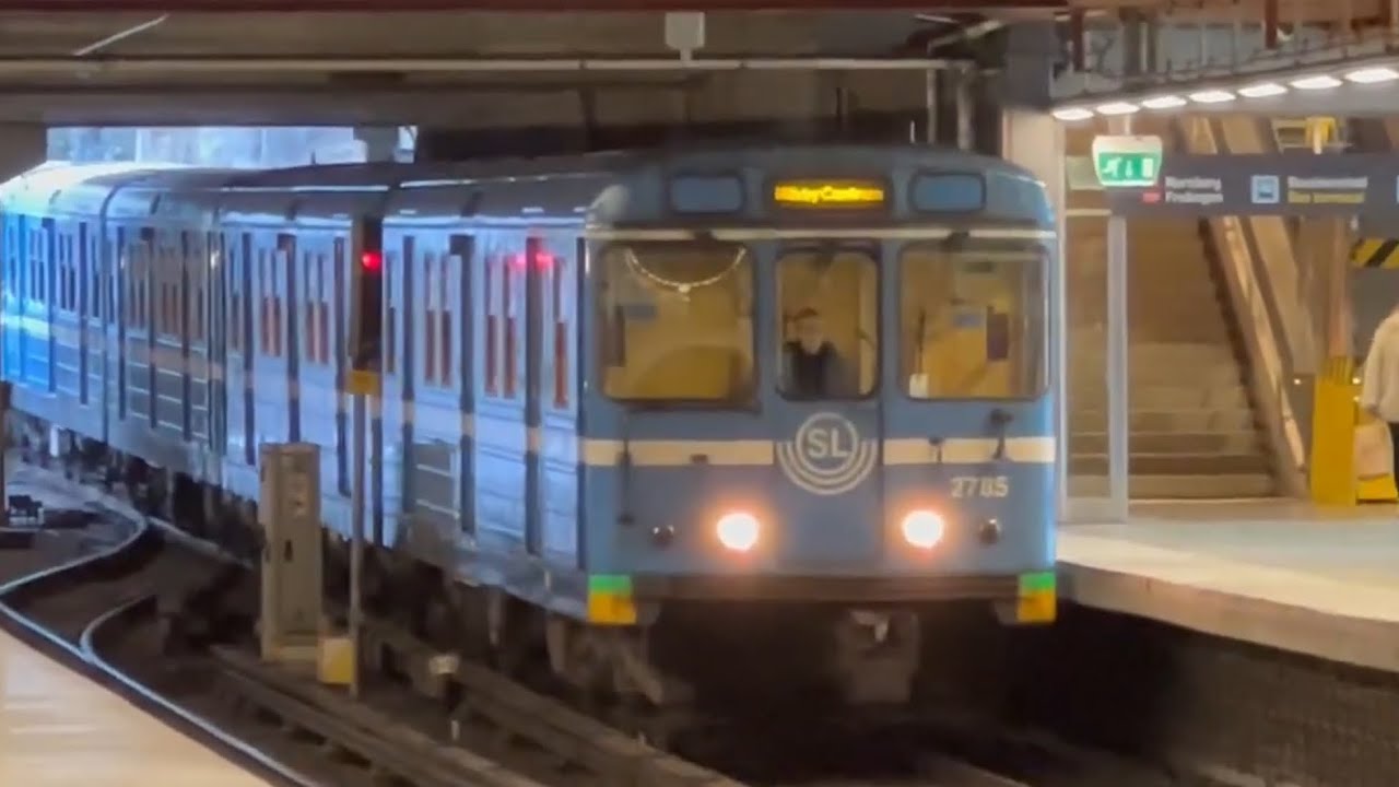 C6 Tunnelbana ankommer Liljeholmen - YouTube
