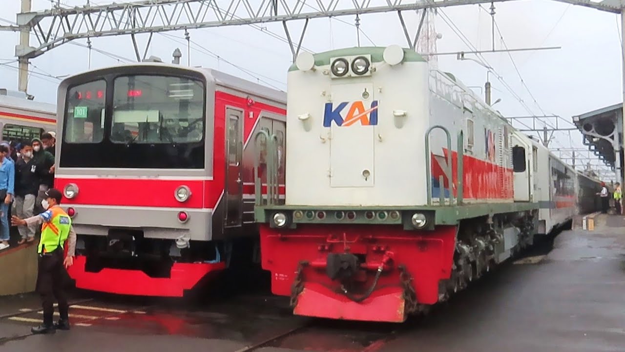 MOMEN LANGKA KERETA LUAR BIASA di Stasiun BOGOR !! KLB Kirim Rangkaian ...