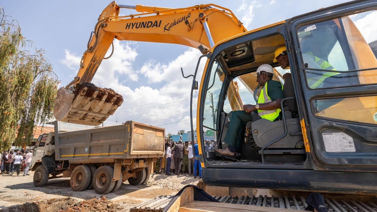 ENGINEER RUTO! WATCH PRESIDENT RUTO OPERATING AN EXCAVATOR IN NZOIA ...