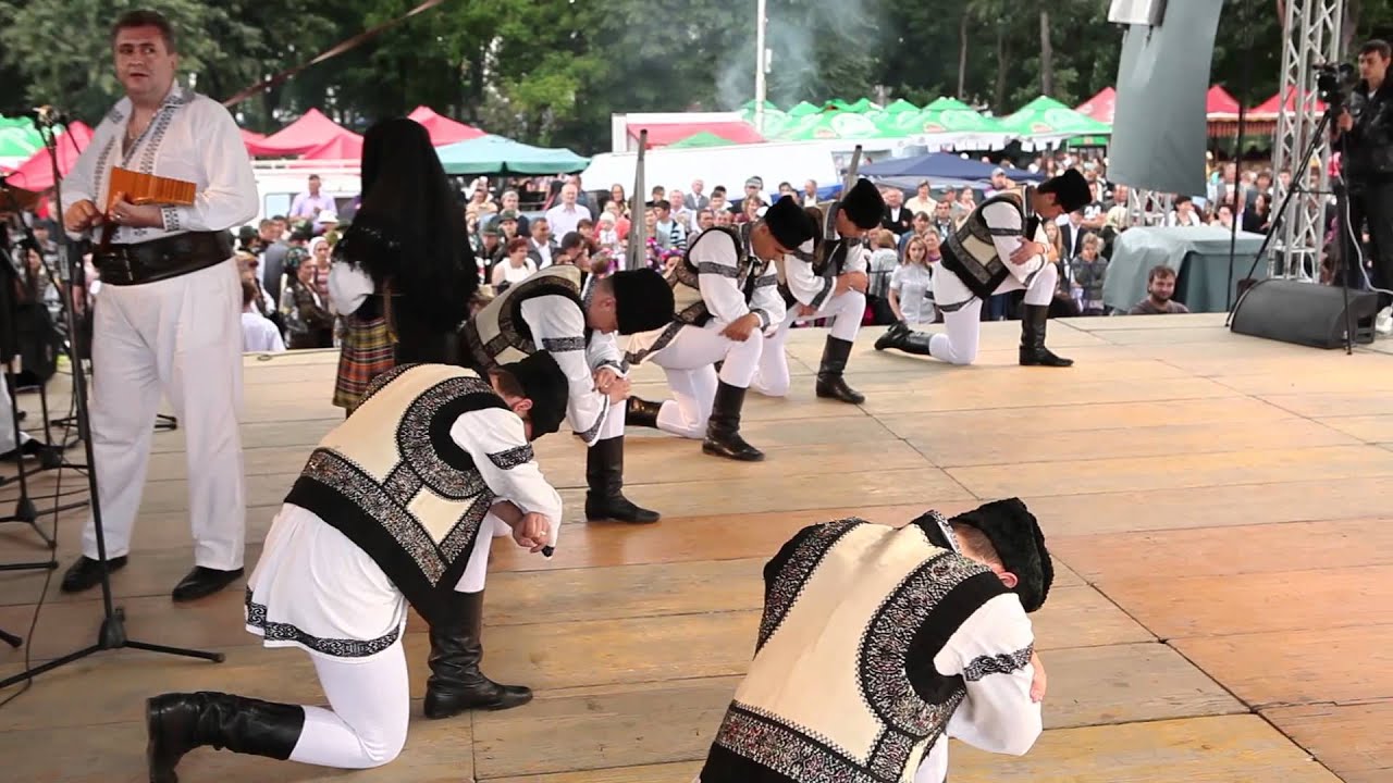 Ansamblul Arcanul din Suceava - YouTube