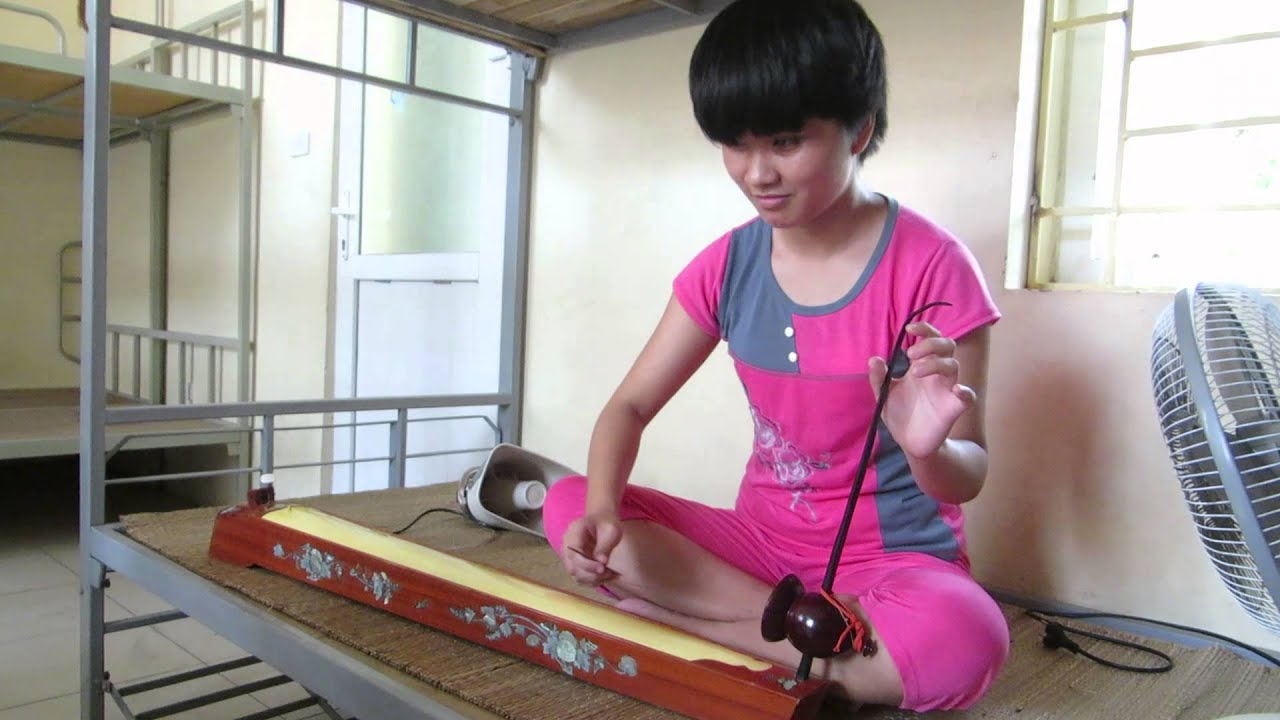 Vietnamese student plays the đàn bầu (traditional instrument) - YouTube