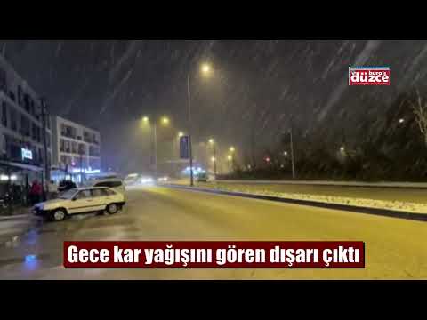 Gece kar yağışını gören dışarı çıktı