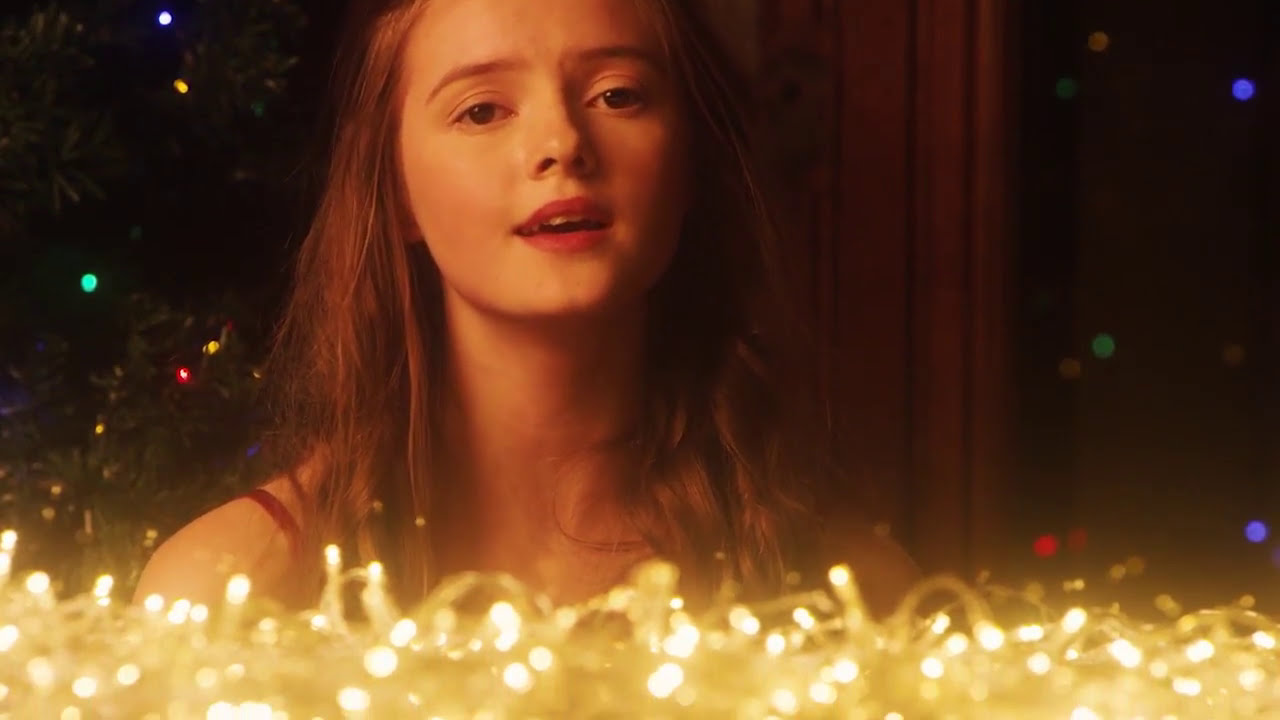 Eleanor Grant (UK) sings "In Your Arms" to her father on Christmas Eve ...