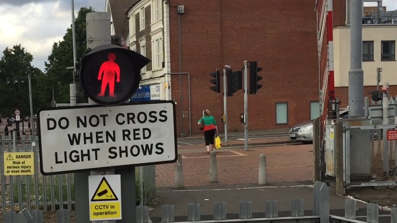 Grays (Pedestrian) Level Crossing, Essex - YouTube