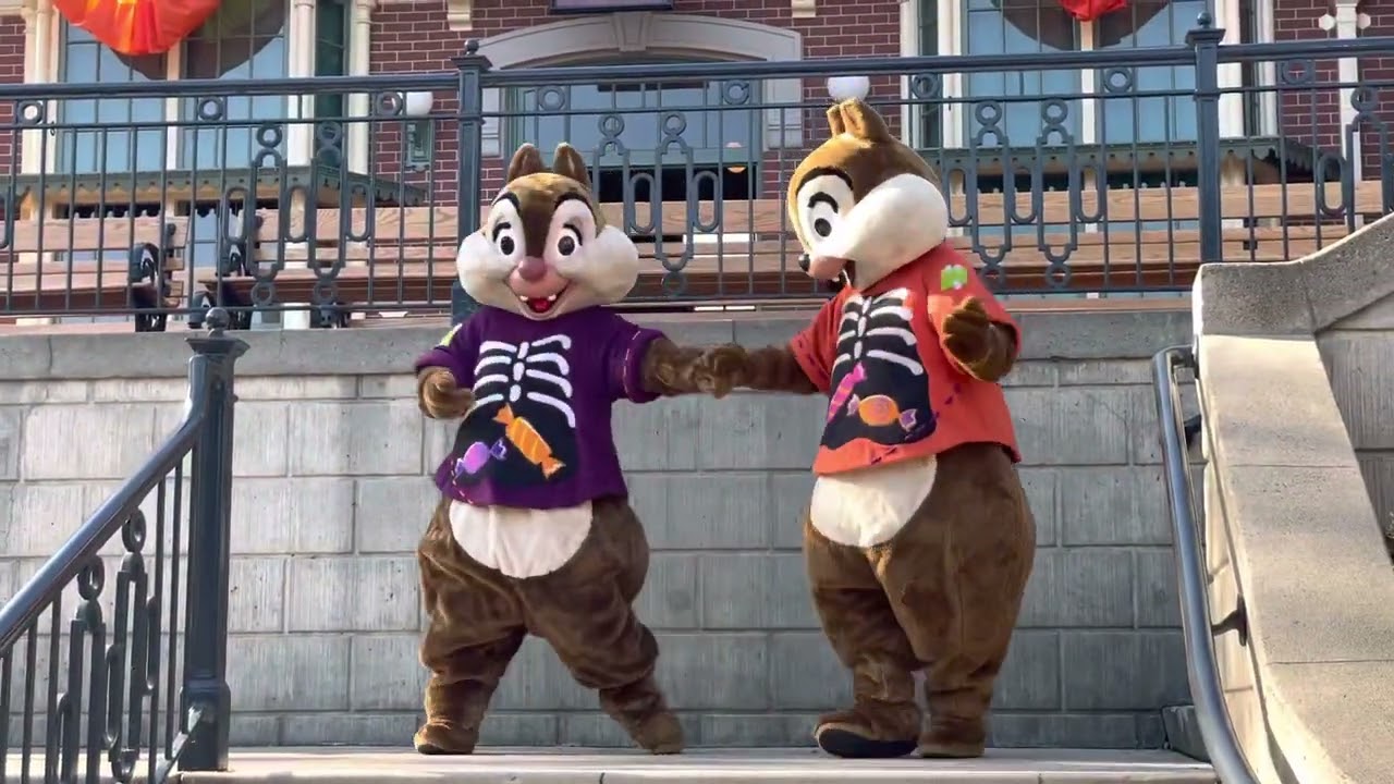 Chip and Dale Dance for Candy! // Disneyland - YouTube