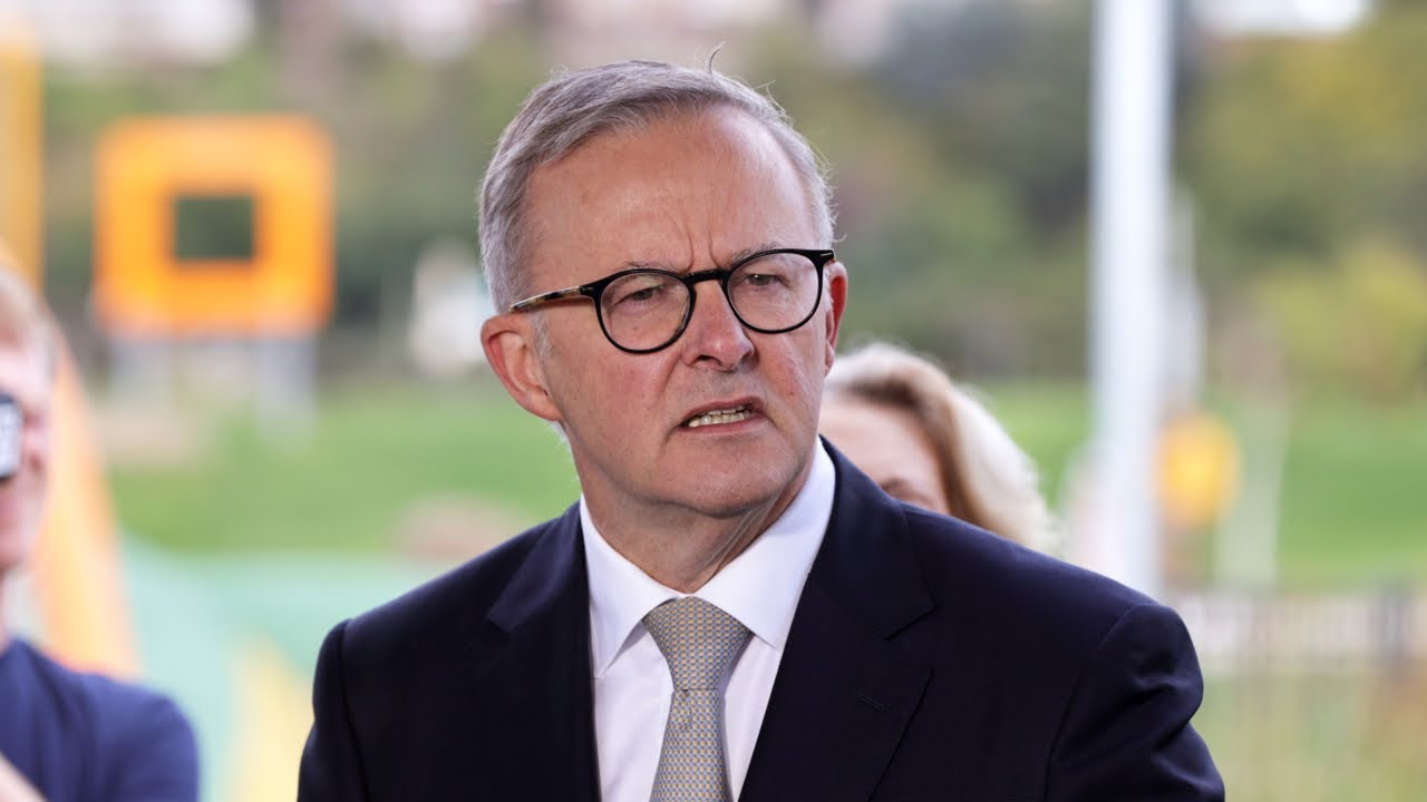 ‘Angry’ Albanese fires up at reporters - YouTube