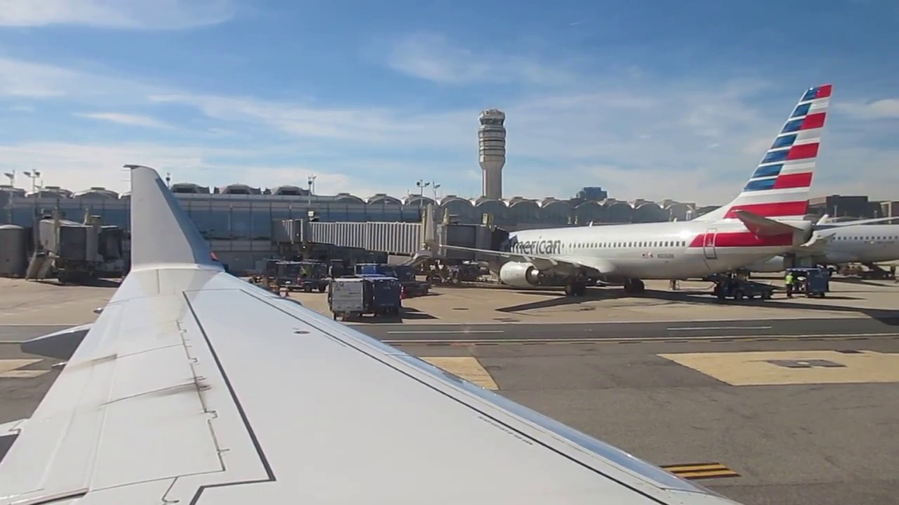 American Airlines (AA4523) Embraer ERJ-175 winglets landing at Ronald ...