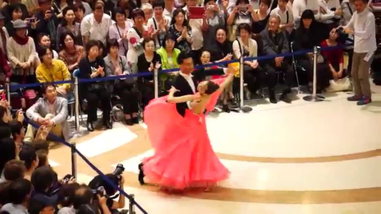Dance with me !! IN COLTON PLAZA | Manabu Sugai and Yuriko Shouwa - YouTube