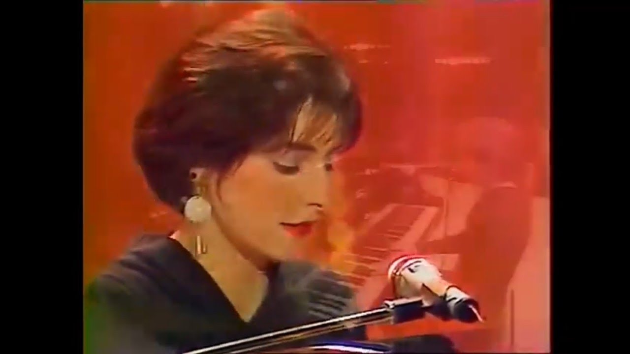 Enya - Orinoco Flow (live in France 1989) - YouTube