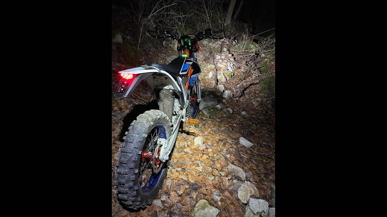 RAW night ride KTM E-XC Freeride E - YouTube