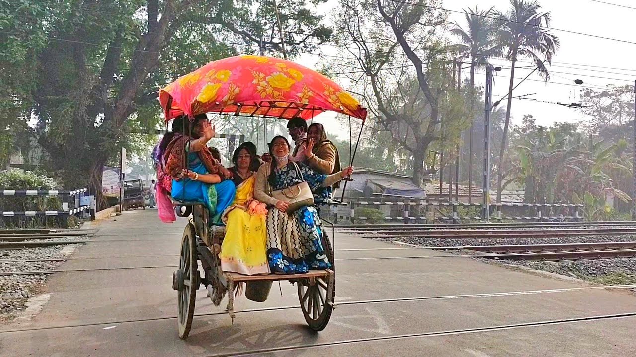 Lalgola-Ranaghat EMU Passenger crossing Hazarduri Rail Gate - YouTube