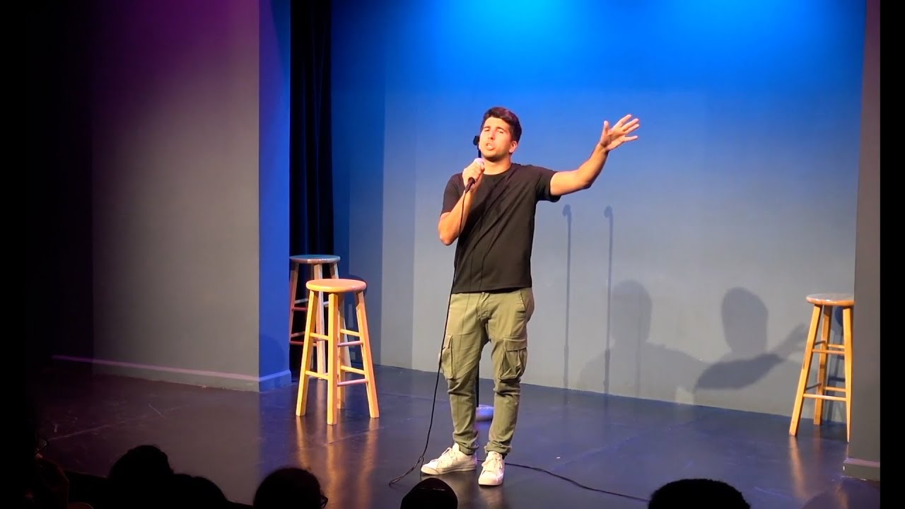 1st Time Stand Up Comedian Actually Makes People Laugh - YouTube