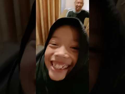 Sebelum berenang bergaya dulu pake jilbab renang umma nya🤭🤭🤭.....