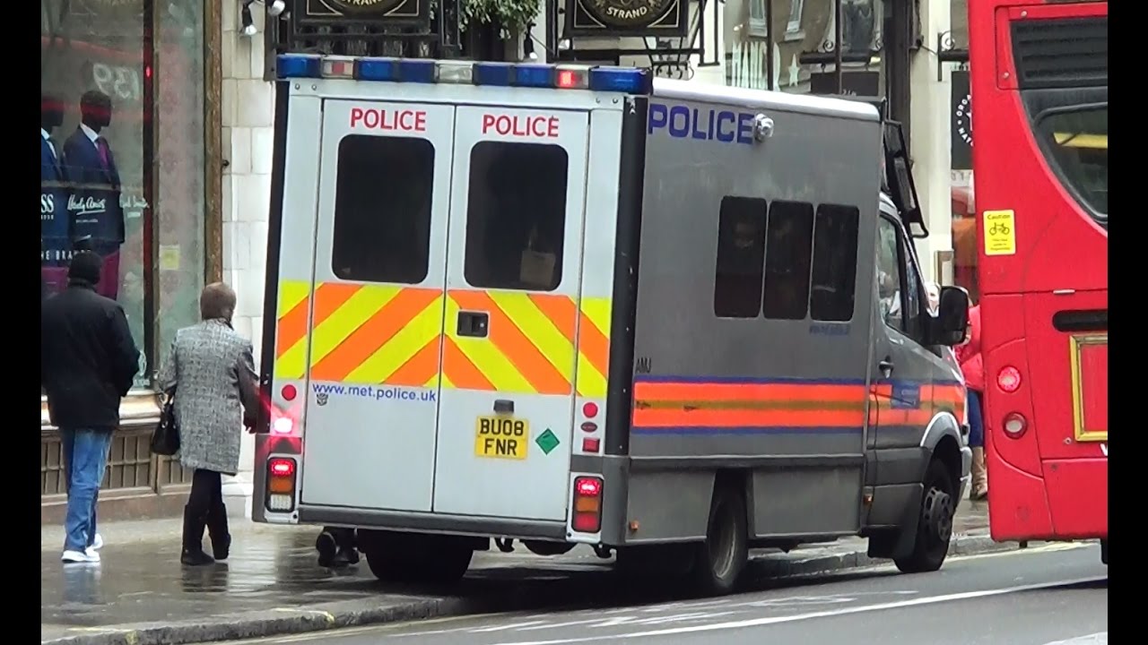 London Met Police van on scene - rear red lights [UK | 16.4.2016] - YouTube