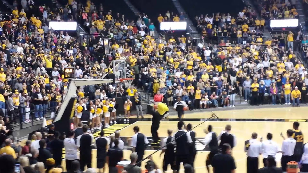 Eric Hamilton Dunk Over Wu Shock Shocker Madness - YouTube