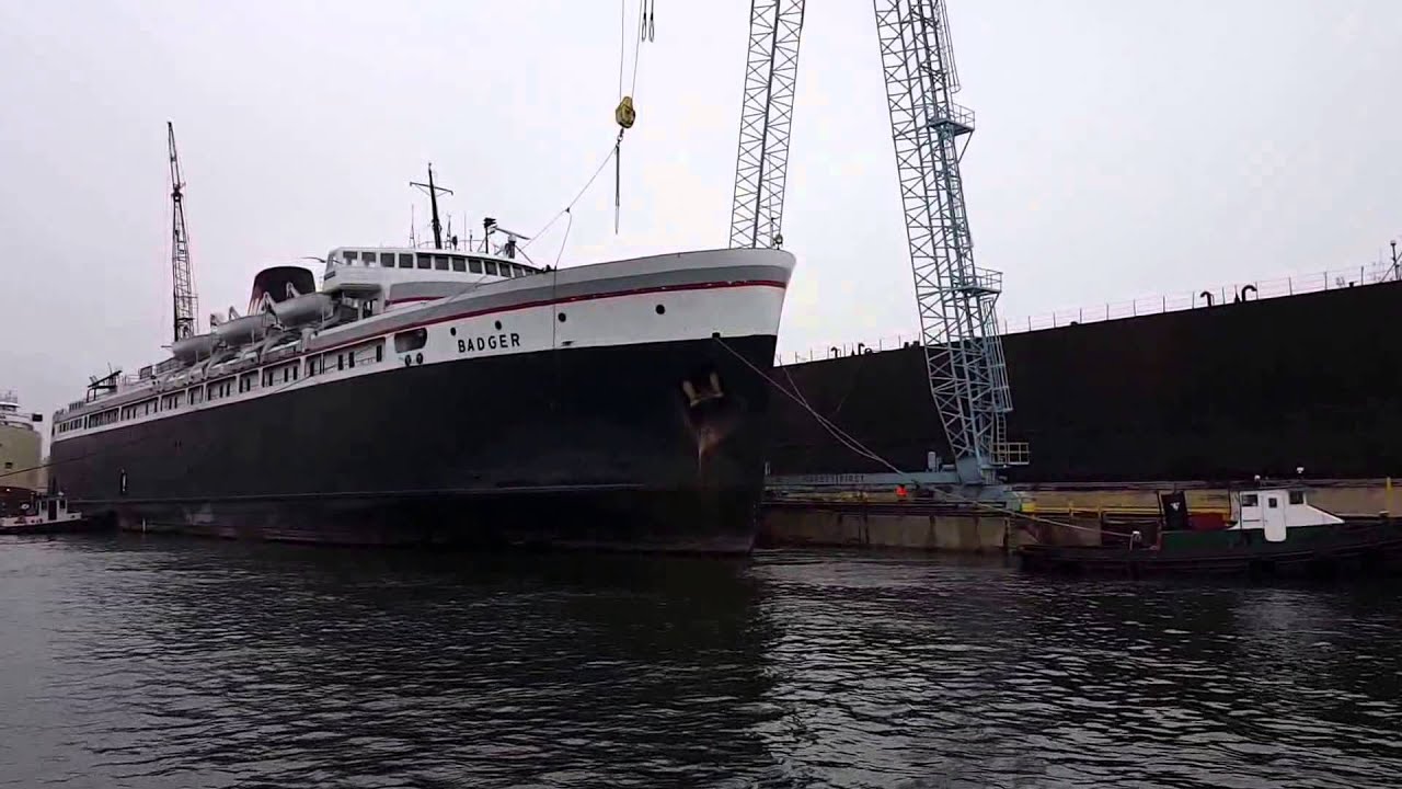 S.S. Badger Entering Drydock, December 07, 2015 - YouTube