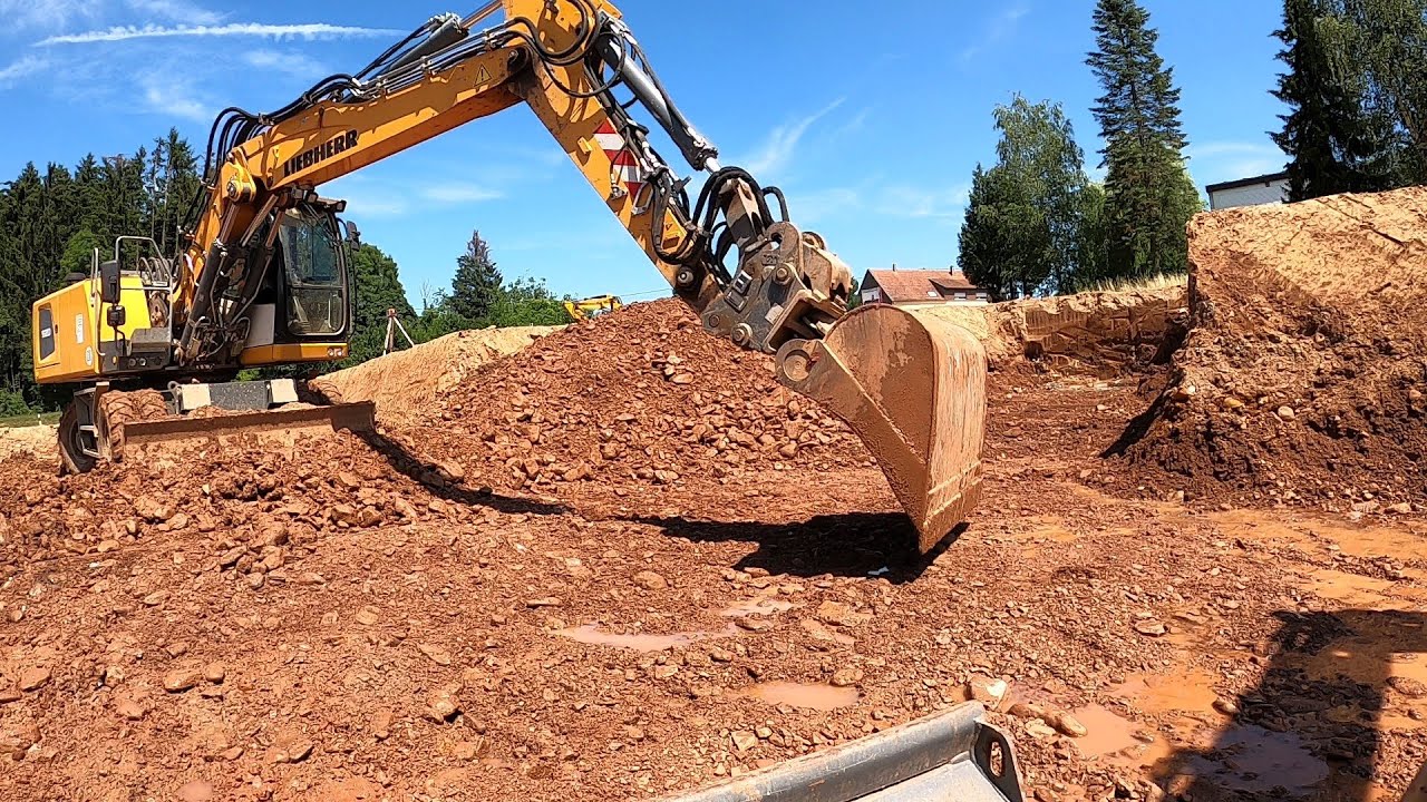 Kein Schönheitspreis... Hauptsache die Baugrube passt. Liebherr Bagger ...