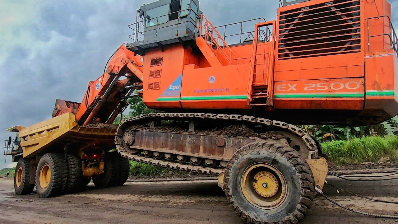 MONSTER Excavator HITACHI EX2500. Mobilisation towing Slipner HD ...