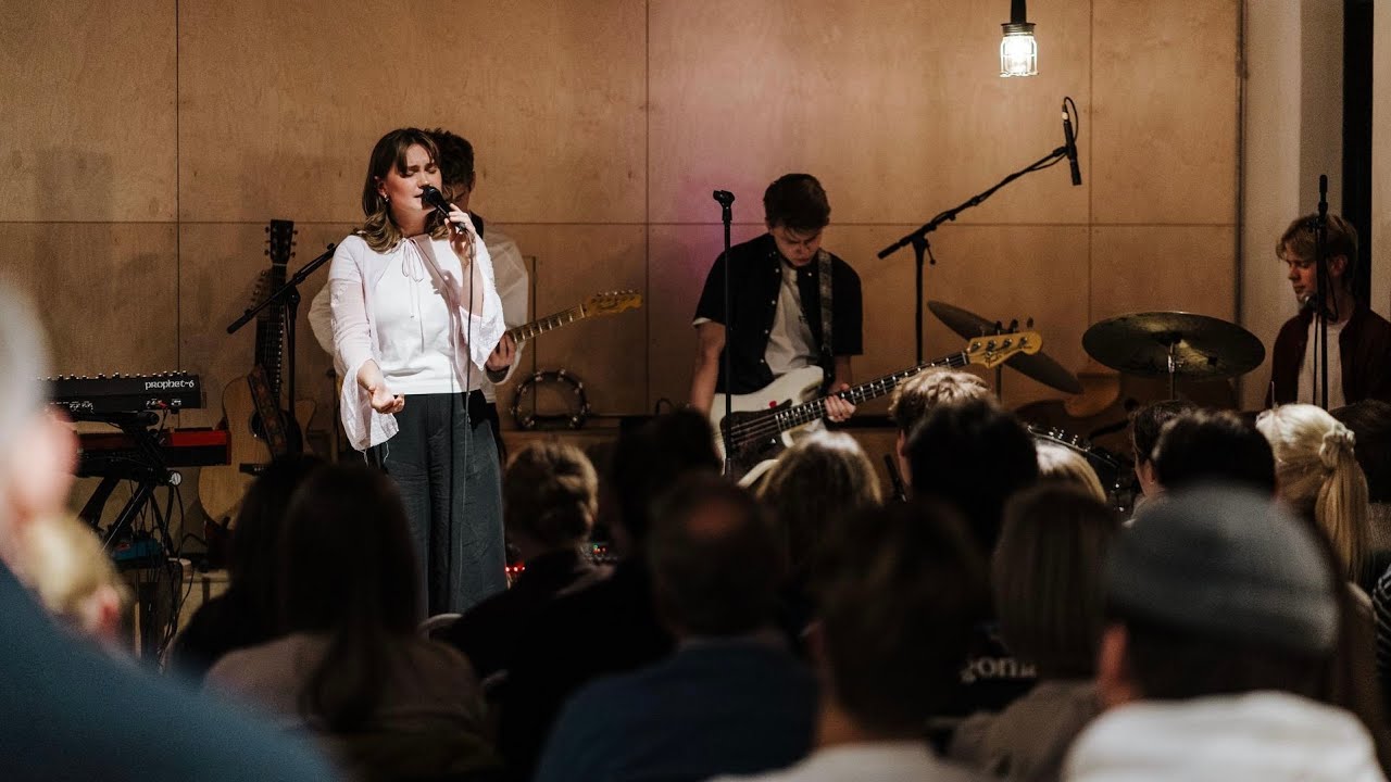 Hannah Kleppe - Exhale (live from PUST, Oslo) - YouTube