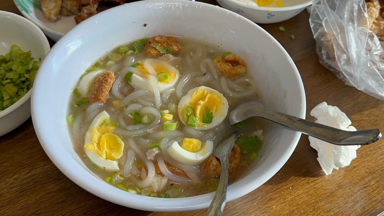 Los peb ua qhob piaj noj qab heev . Making pork flavor noodle soup 🍜. 1 ...