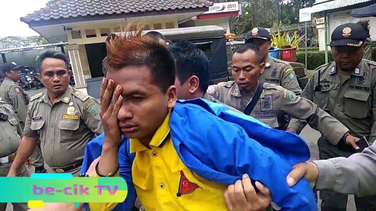Demo mahasiswa PMII ricuh dengan satpol PP - YouTube