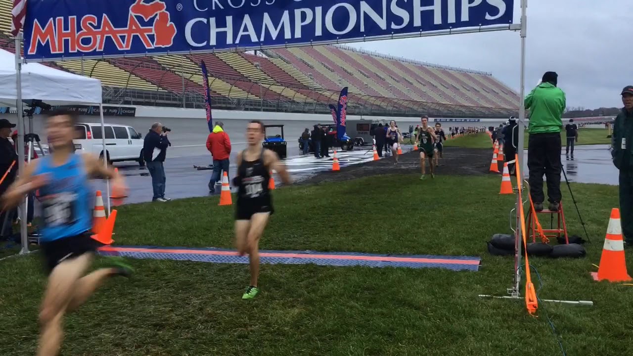 Finish line footage of the 2017 MHSAA Division 1 boys cross country ...