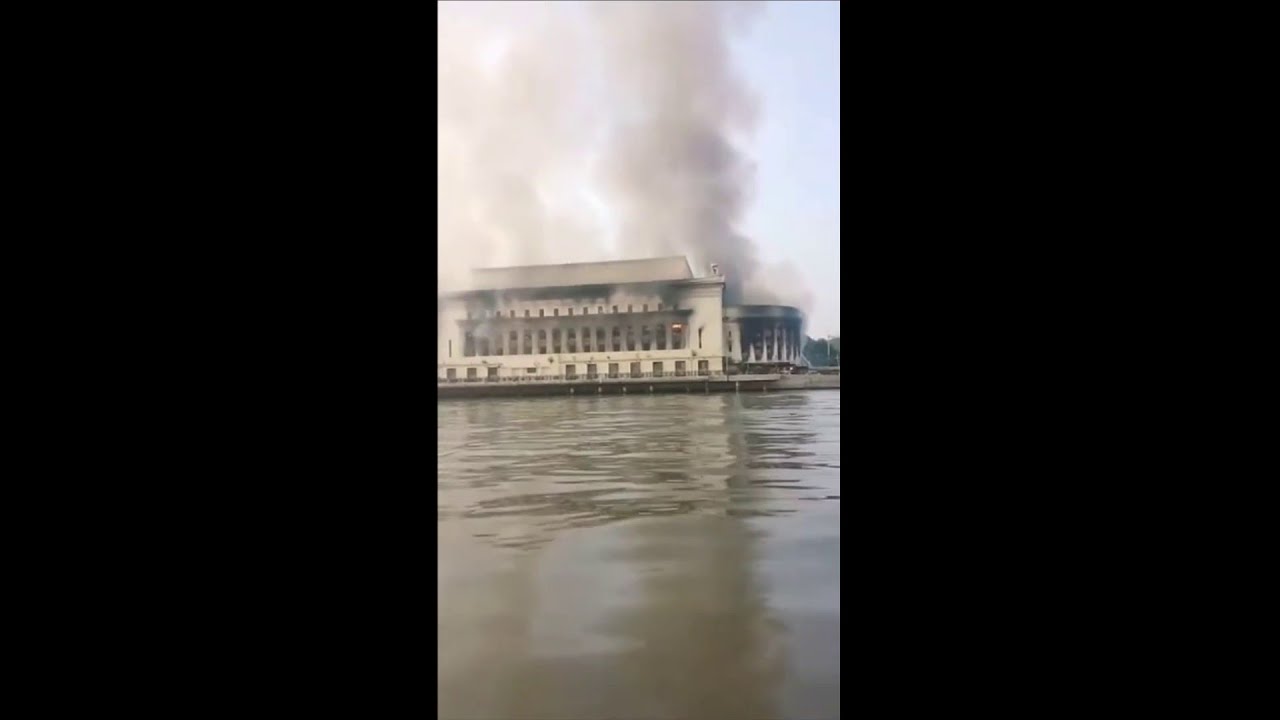 Large fire engulfs landmark Manila Central Post Office - YouTube