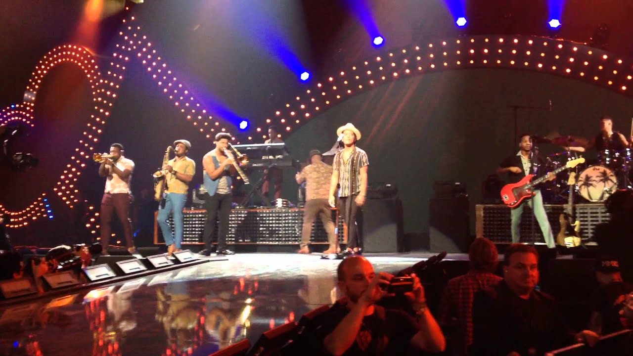 Bruno Mars live IHEARTRADIO 2013 - YouTube