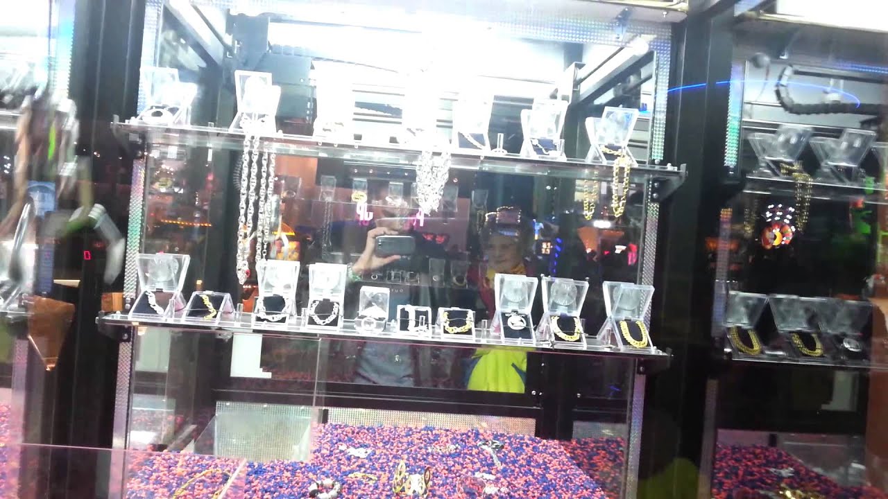 STRUCK GOLD Claw Machine Winning! Skill Crane Wins - YouTube