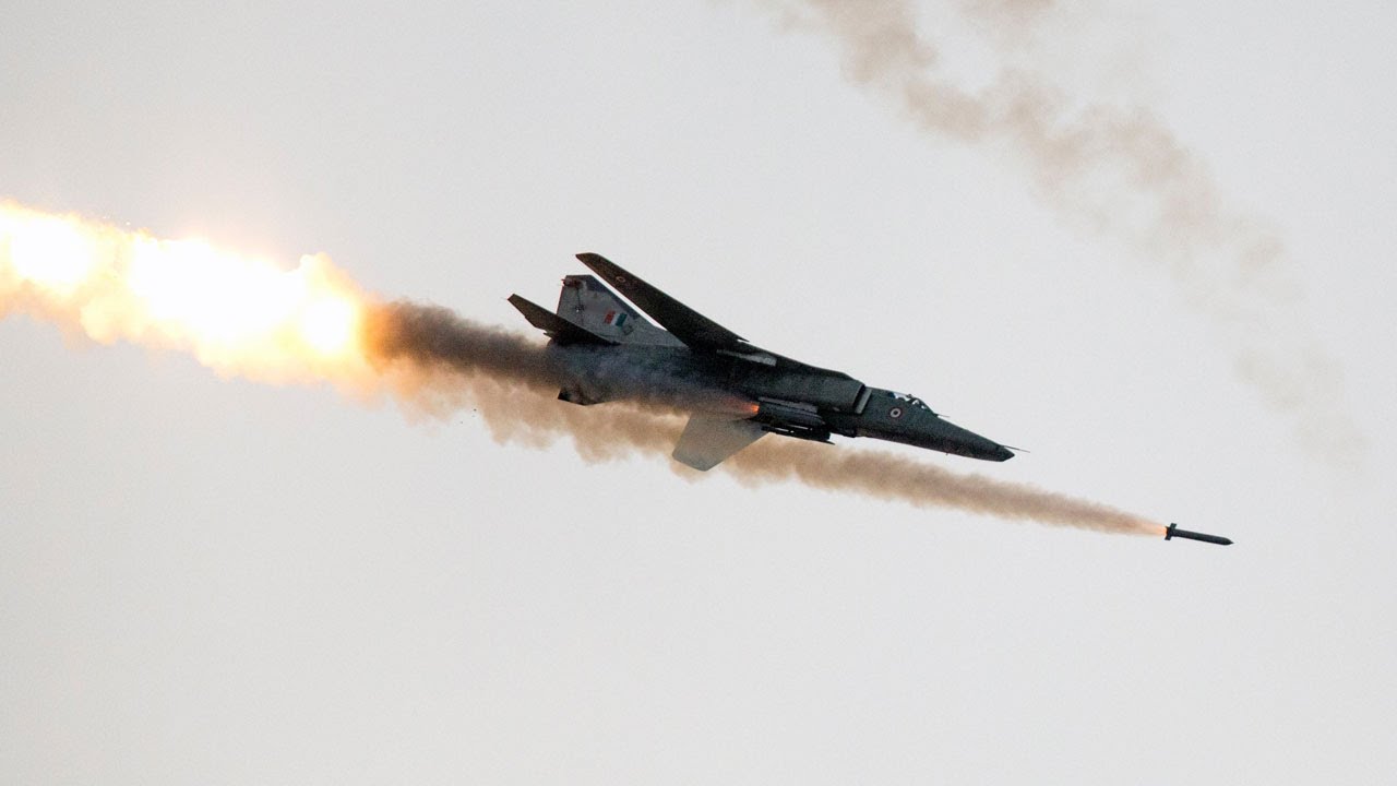 MiG-27 takes to skies one last time, IAF bids farewell to its 'Bahadur ...